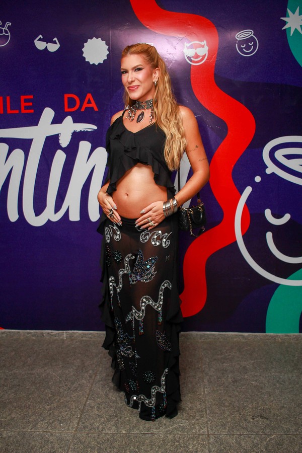 Lore Improta exibe barriga da 2ª gestação no 'Baile da Santinha'