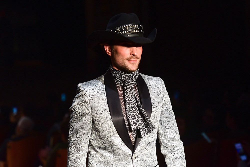 Simaria usa body e segunda pele transparente para conferir desfile da SPFW