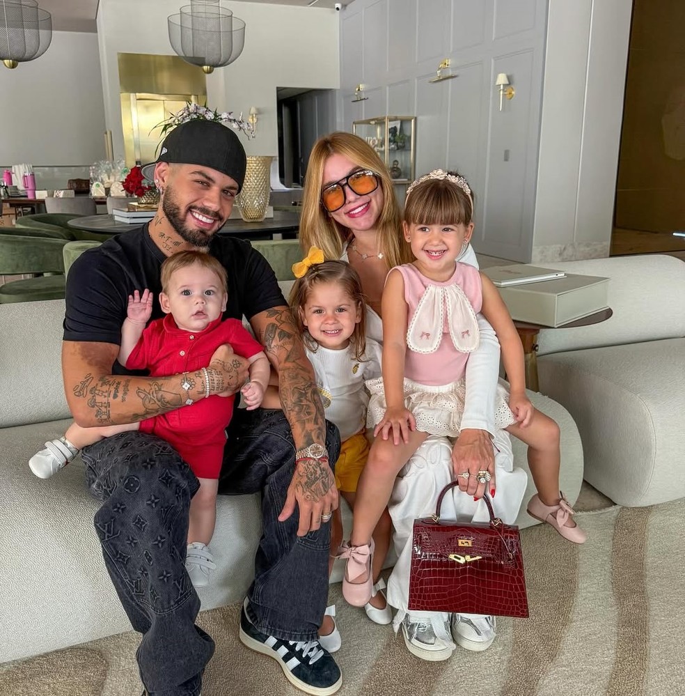 Filhas de Virginia Fonseca fazem aula de futebol com camisa de craque ...