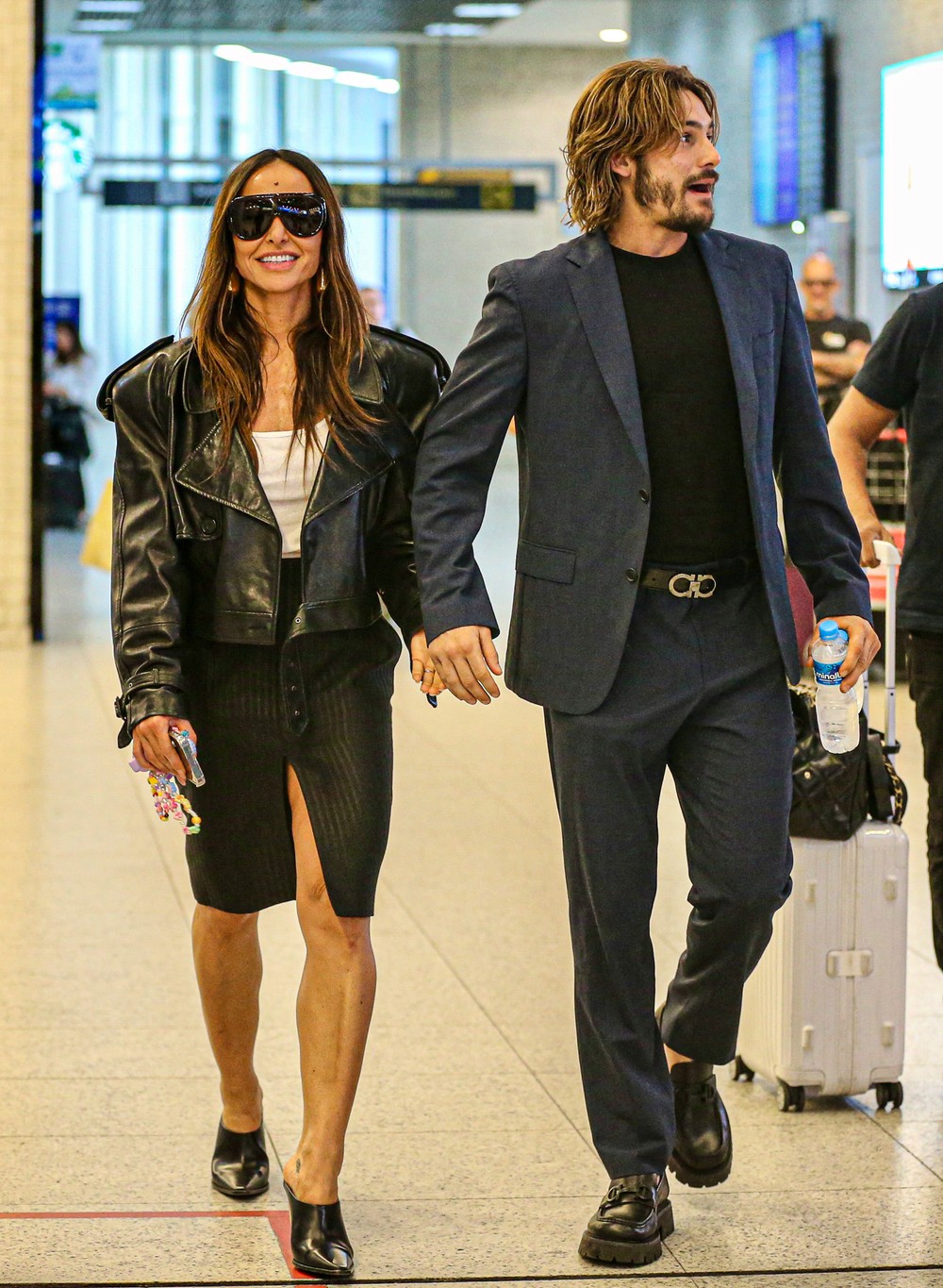 Sabrina Sato e Nicolas Prattes se divertem com Zoe em aeroporto no Rio