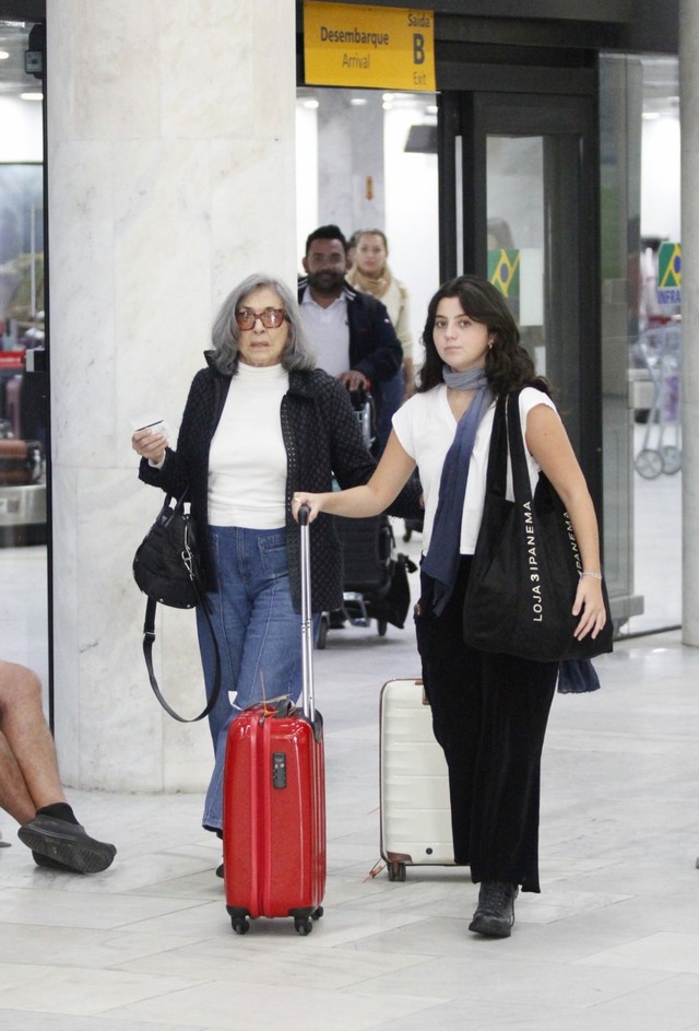 Betty Faria desembarca com neta em aeroporto no Rio de Janeiro