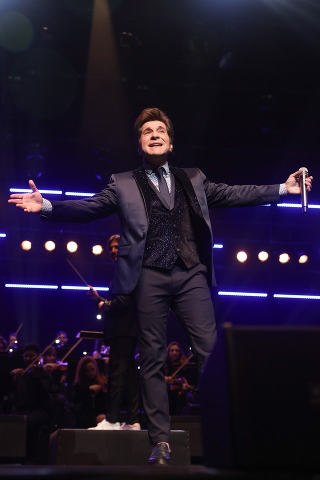 Cantor Daniel posa com a família nos bastidores de show em comemoração ...