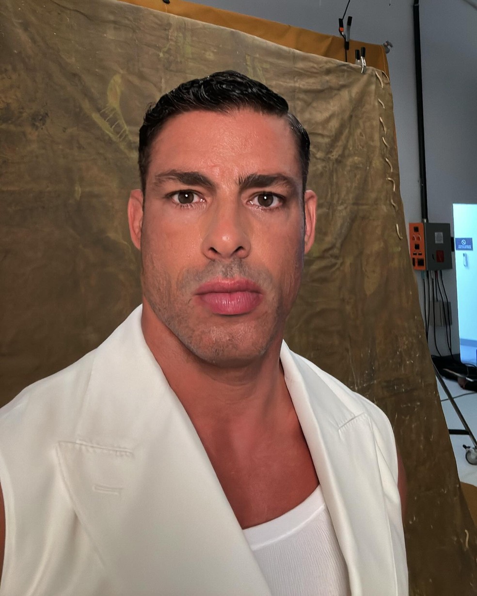 Cauã Reymond surpreende fãs ao aparecer com novo visual