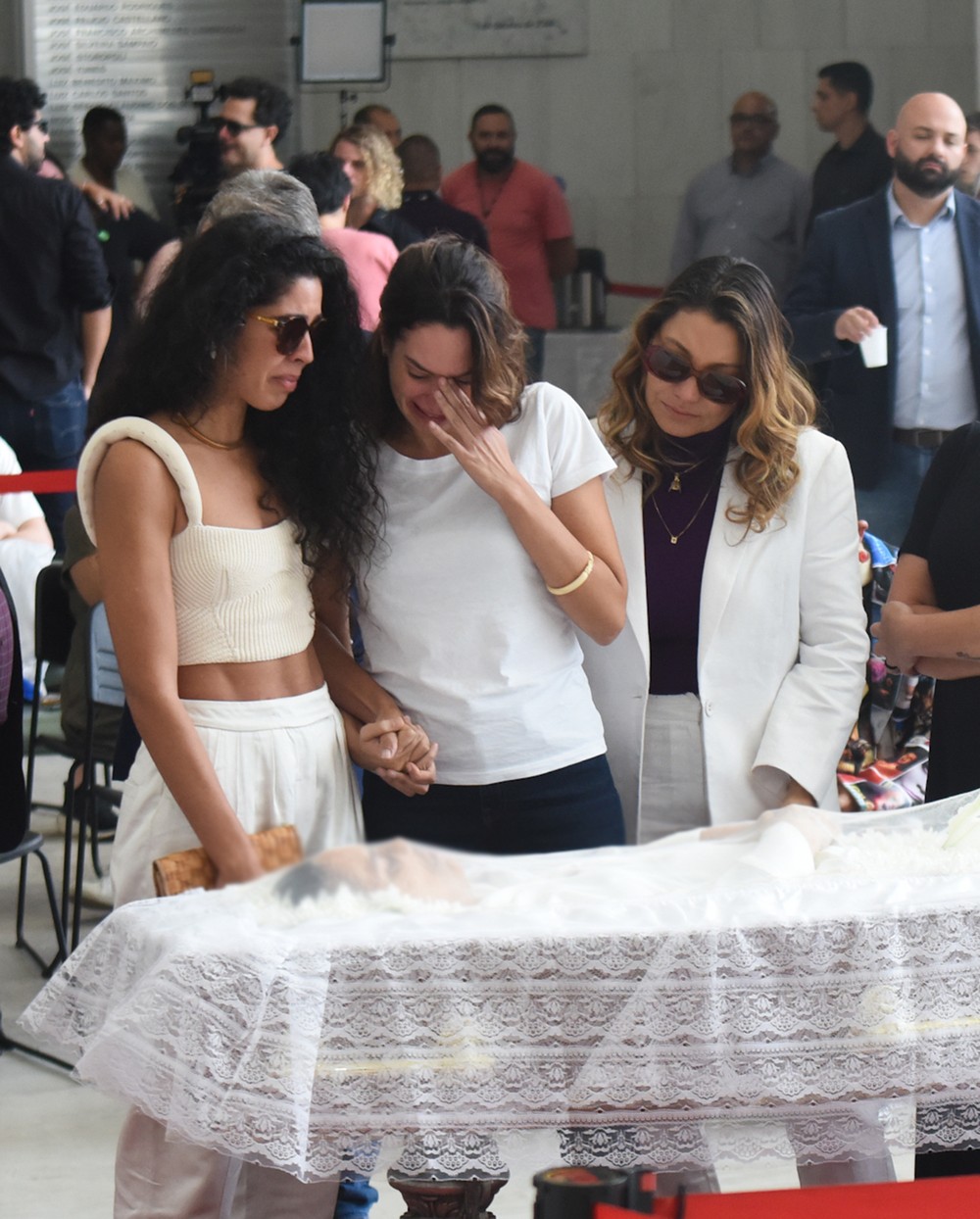 Fãs e amigos se despedem de Gal Costa em velório; veja fotos