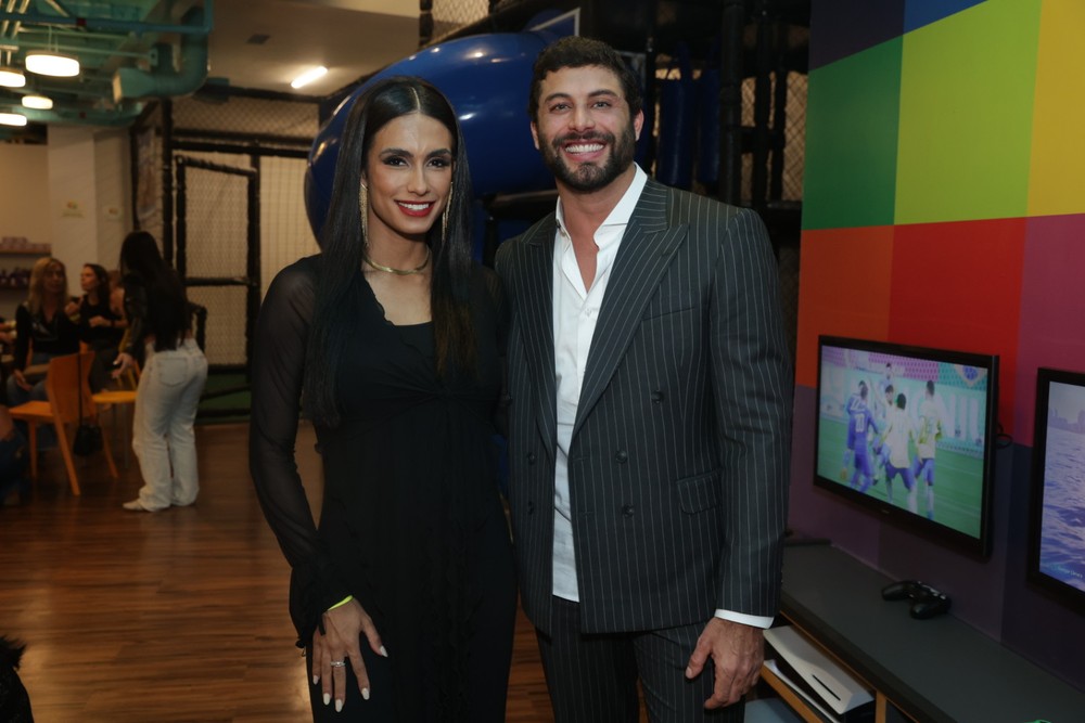 Separados, Jesus Luz e Carol Ramiro se reúnem no aniversário da filha