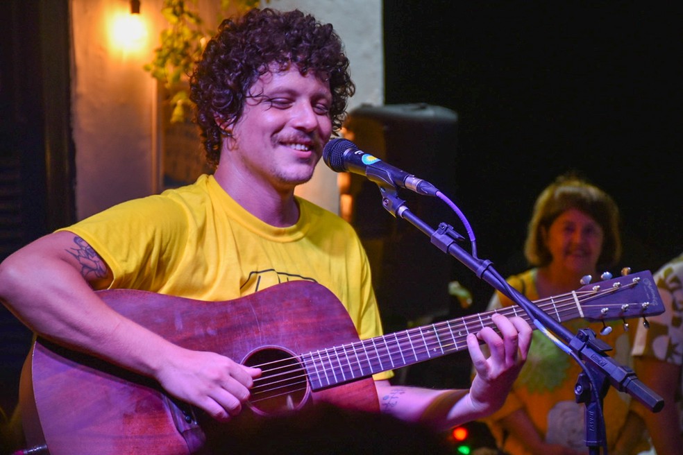 Luisa Arraes leva família a show do namorado, Chico Chico, filho de ...