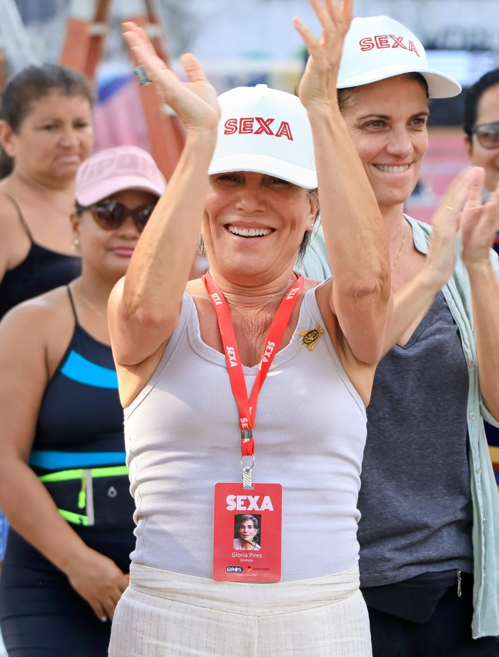 Gloria Pires recebe flores e se emociona com fãs durante gravação na praia