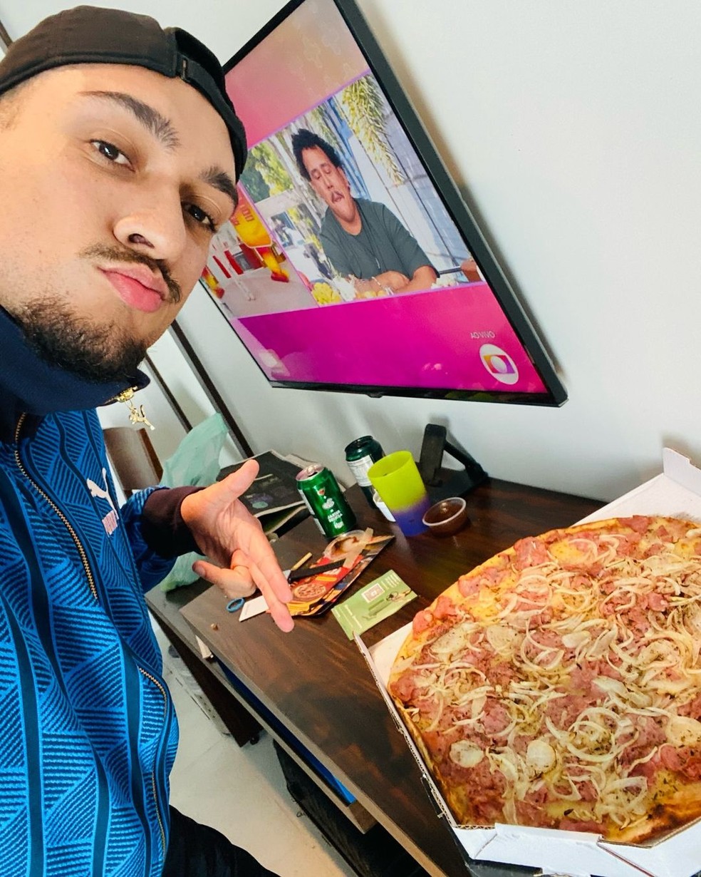 MC Bin Laden compra pizza de calabresa para dar de presente a Lucas Buda