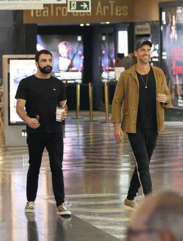 Marcos Pitombo passeia com o namorado em shopping do Rio