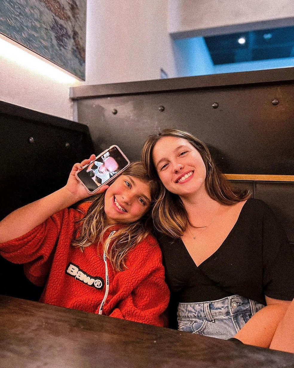 Lara Rodi detalha perrengues que enfrenta por ser irmã de Cauã Reymond