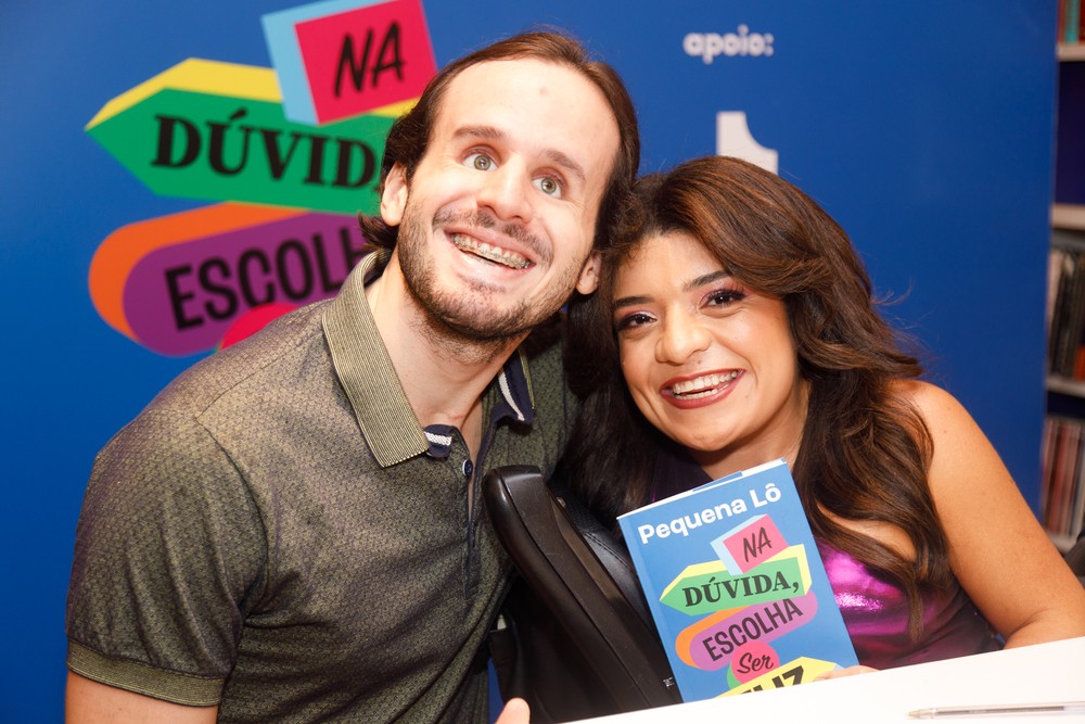 Ex-BBB Tina Calamba faz aparição pública rara com as filhas, Raquel e Alana