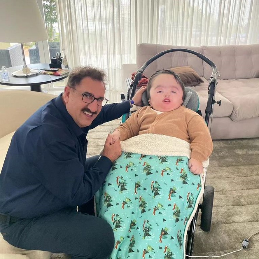 Ratinho visita o neto e se derrete: 'Compromisso mais importante da semana'