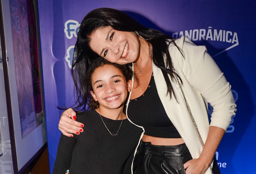 Samara Felippo vai com a filha à pré-estreia em São Paulo; fotos