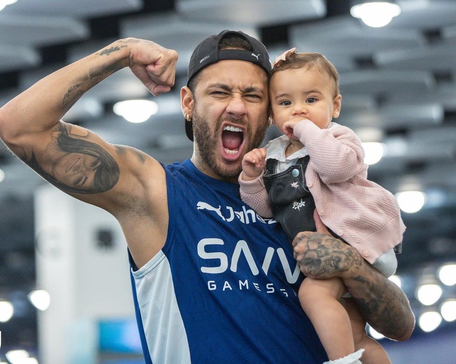 Neymar posa com Mavie durante treino na academia