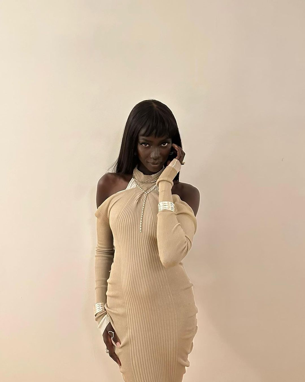 Conheça Anok Yai, a modelo que roubou a cena com beleza durante o Met Gala