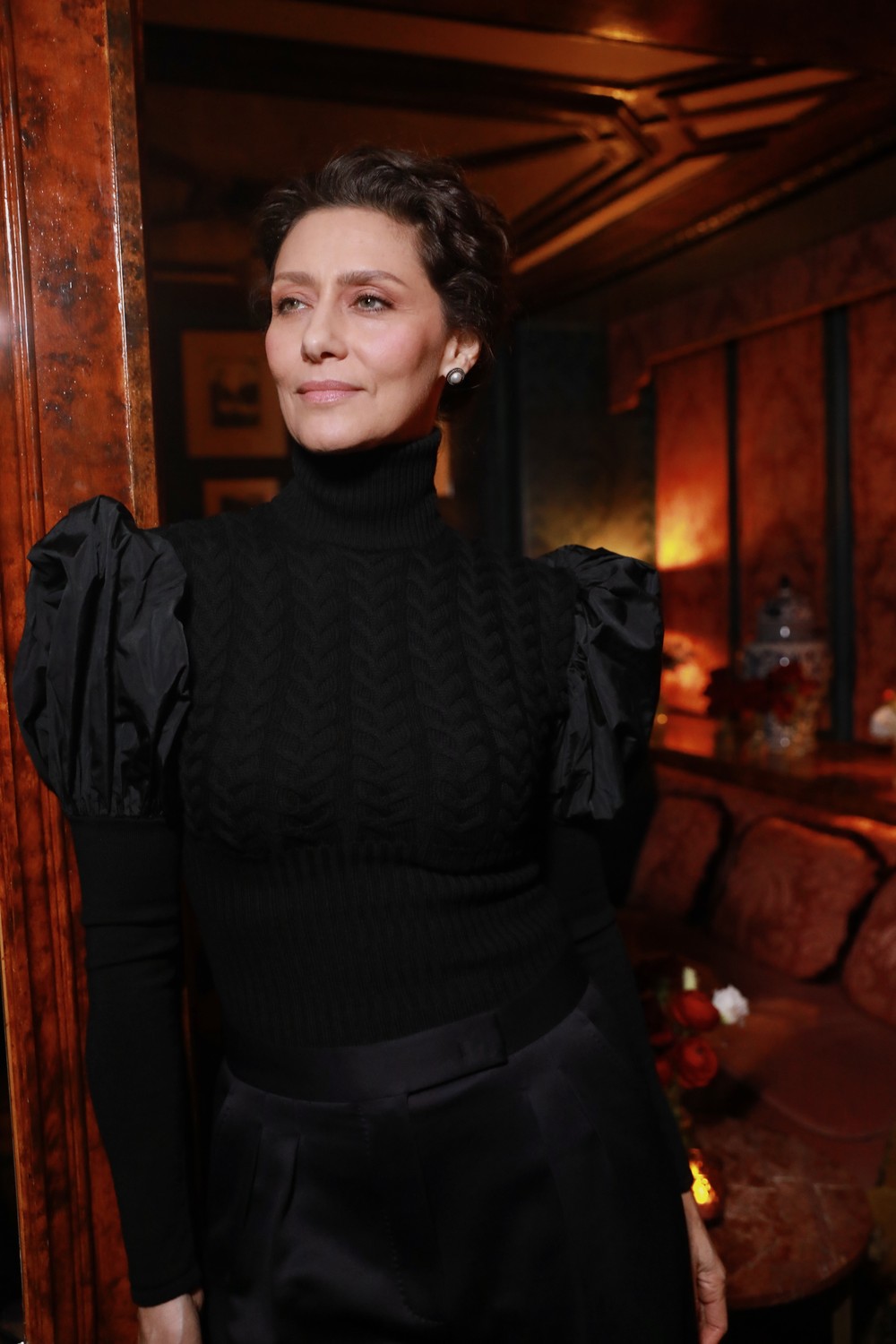 Maria Fernanda Cândido usa look de gola alta e manga bufante para evento