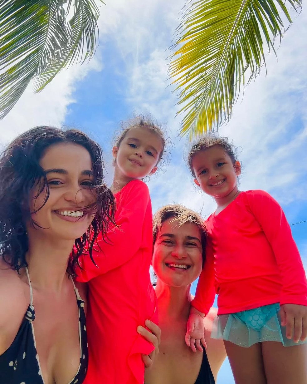 Nanda Costa encanta com fotos ao lado das filhas gêmeas na praia
