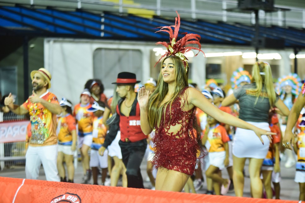 Influencer Julia Puzzuoli usa make com folha de ouro e look com 50 mil ...