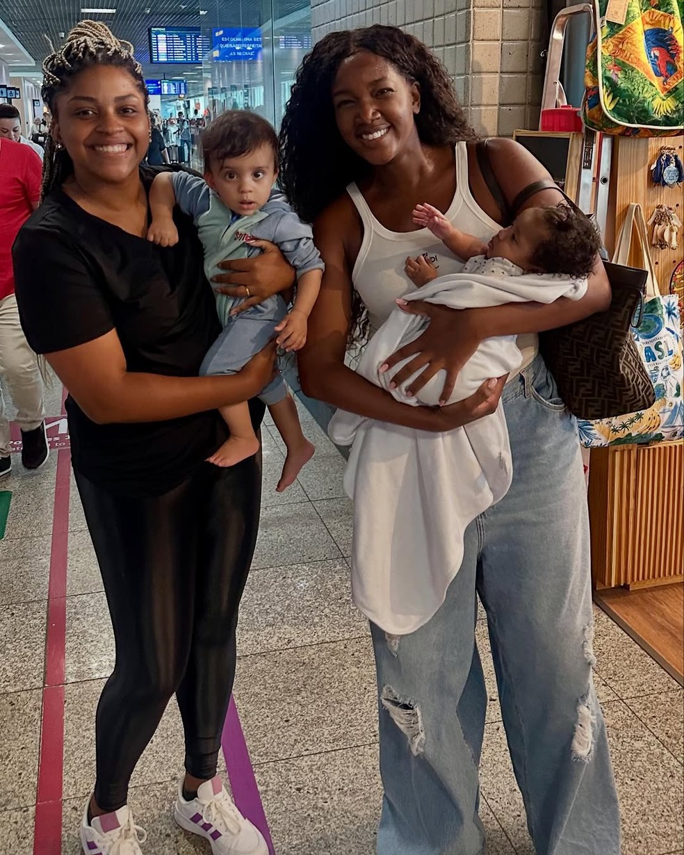 IZA e Nala viralizam ao posar com fã e filho no aeroporto; foto