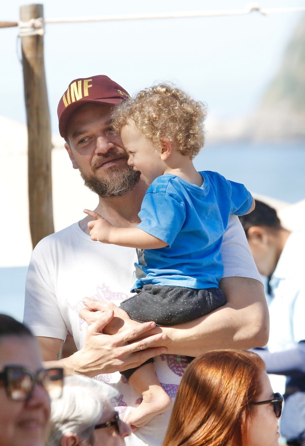 Emílio Dantas e Fabiula Nascimento curtem dia de praia com os gêmeos ...