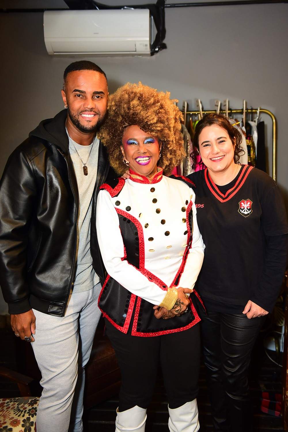 Vestida de Xuxa, Sandra Sá troca beijos com a mulher, Simone Malafaia