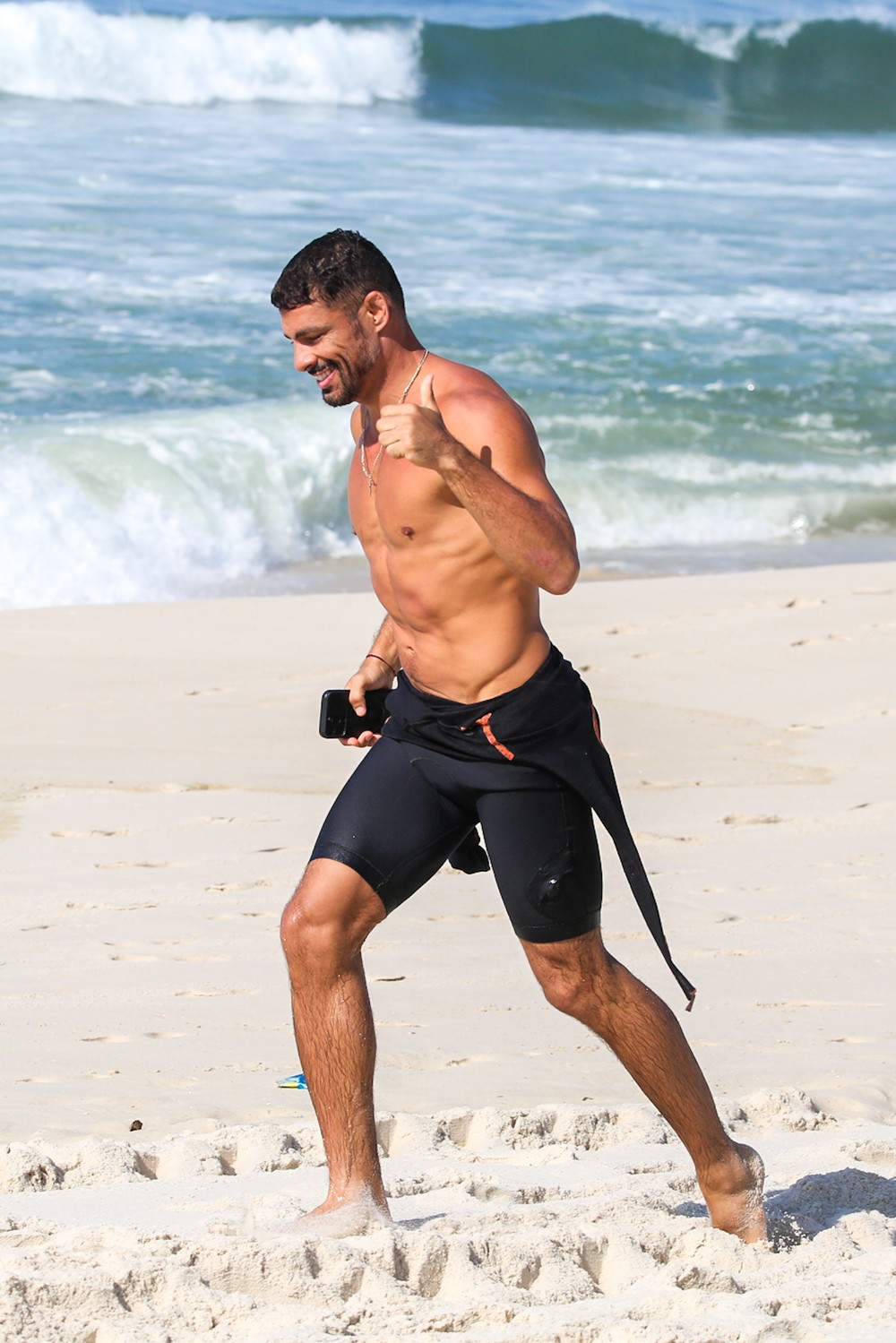 Cauã Reymond mostra o shape e encara ondas em dia de calorão no Rio