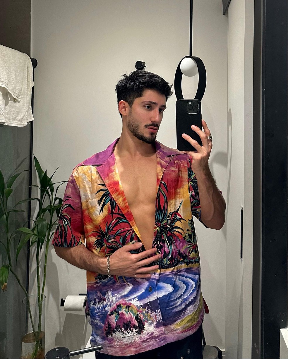 Influencer Vittor Fernando usa fantasia realista de coelho em baile de ...