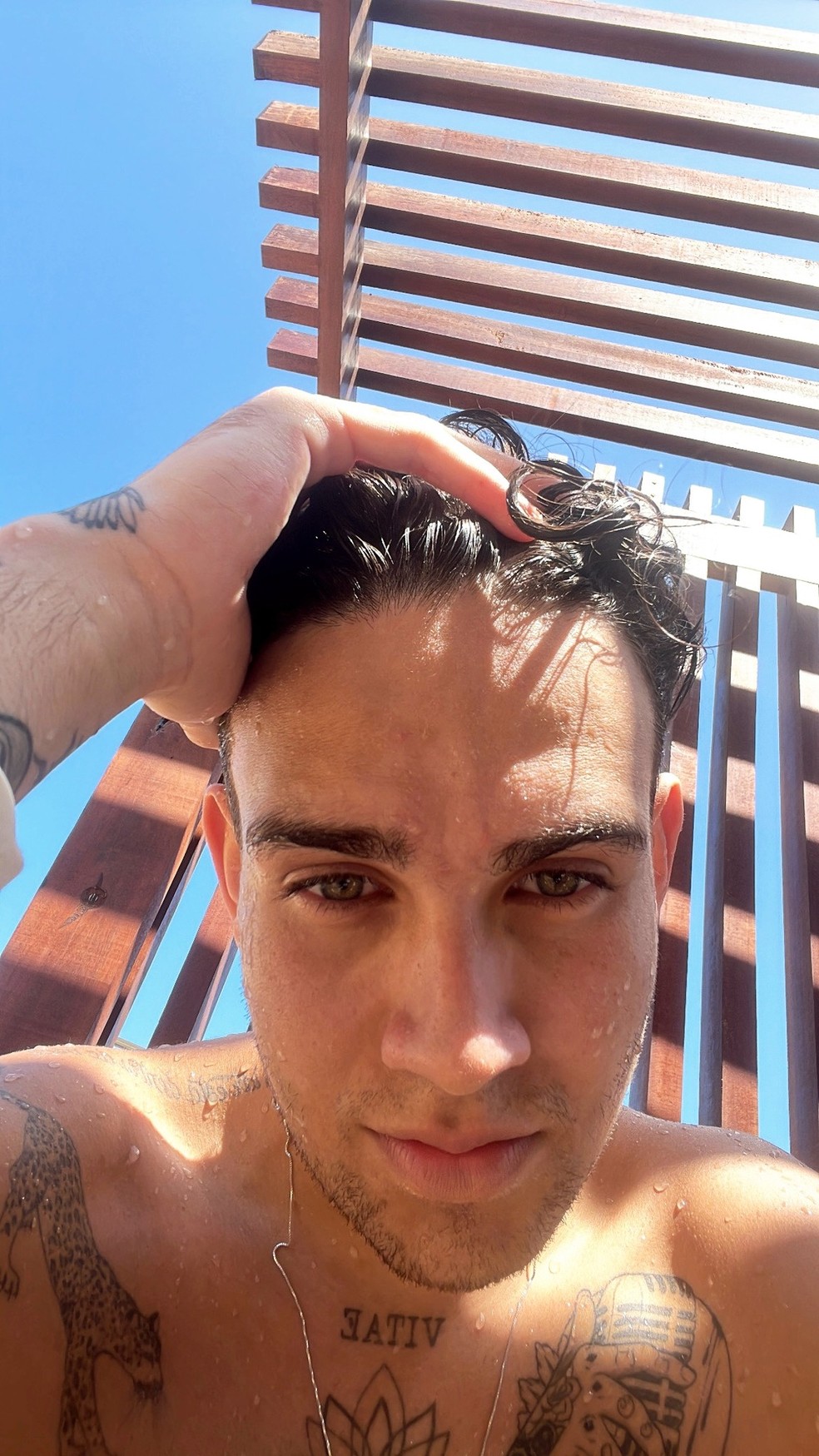 Atriz Sophia Valverde curte praia e piscina, e beija muito Rafa Almeida