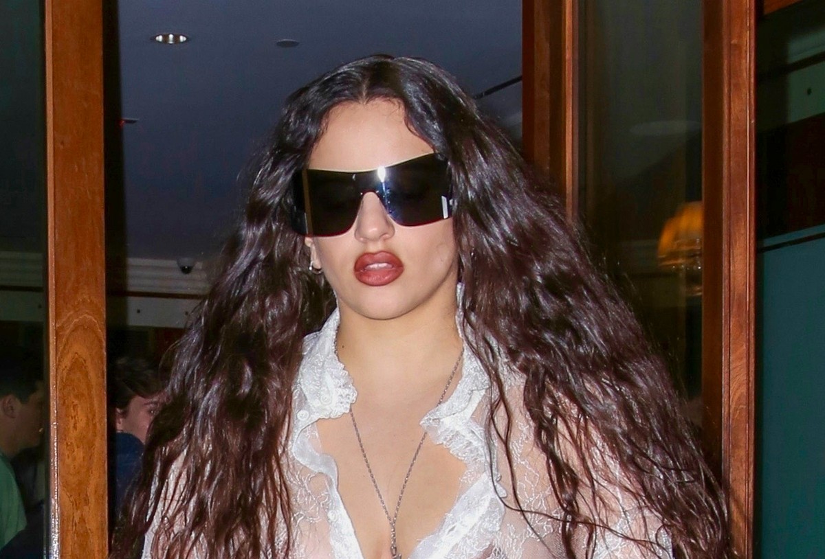 Rosalía escolhe look transparente para curtir noitada em Beverly Hills