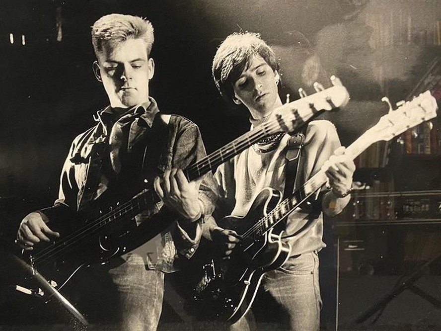 Morre Andy Rourke, baixista do The Smiths, aos 59 anos