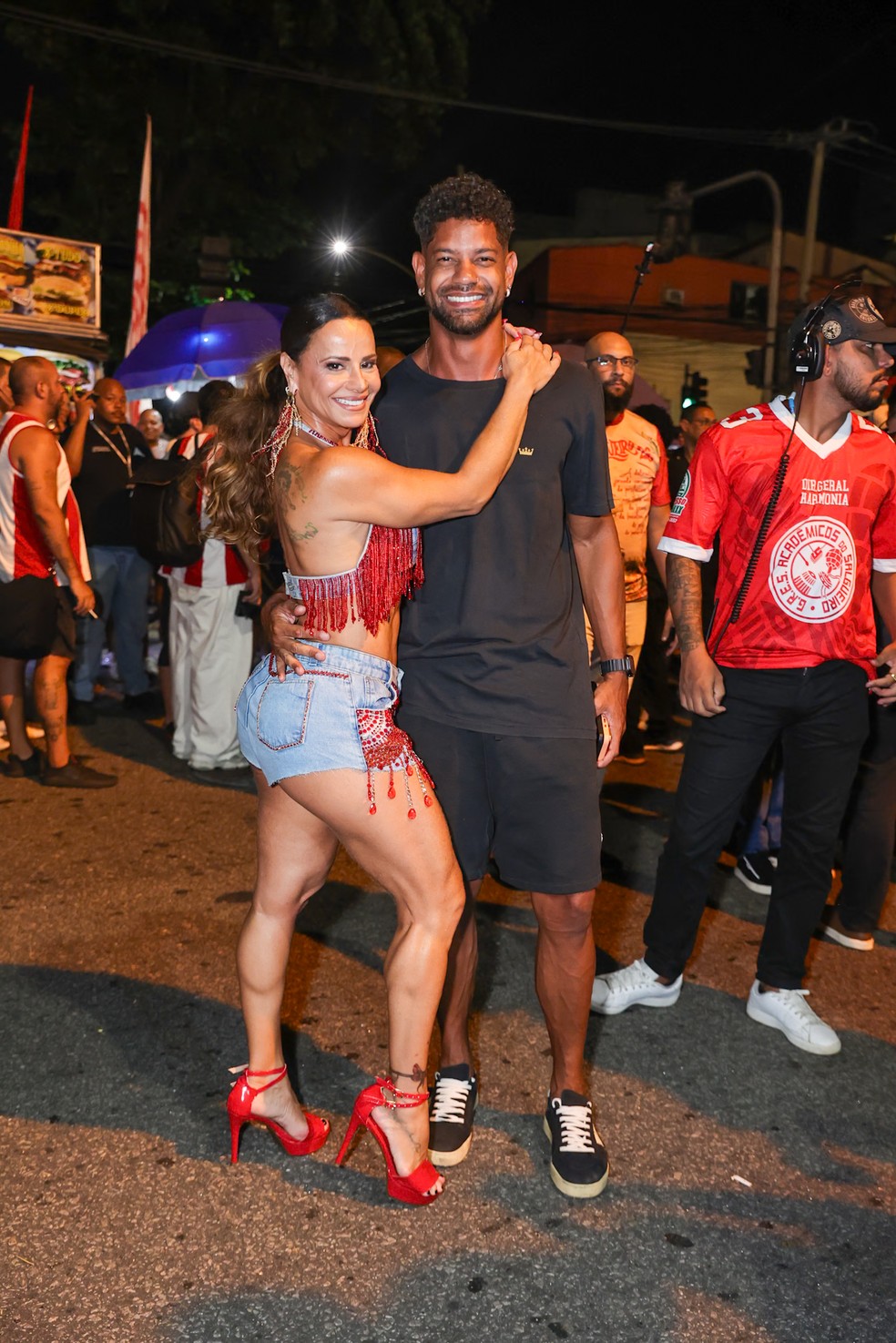 Viviane Araujo esbanja carisma e troca beijos com marido em ensaio de ...