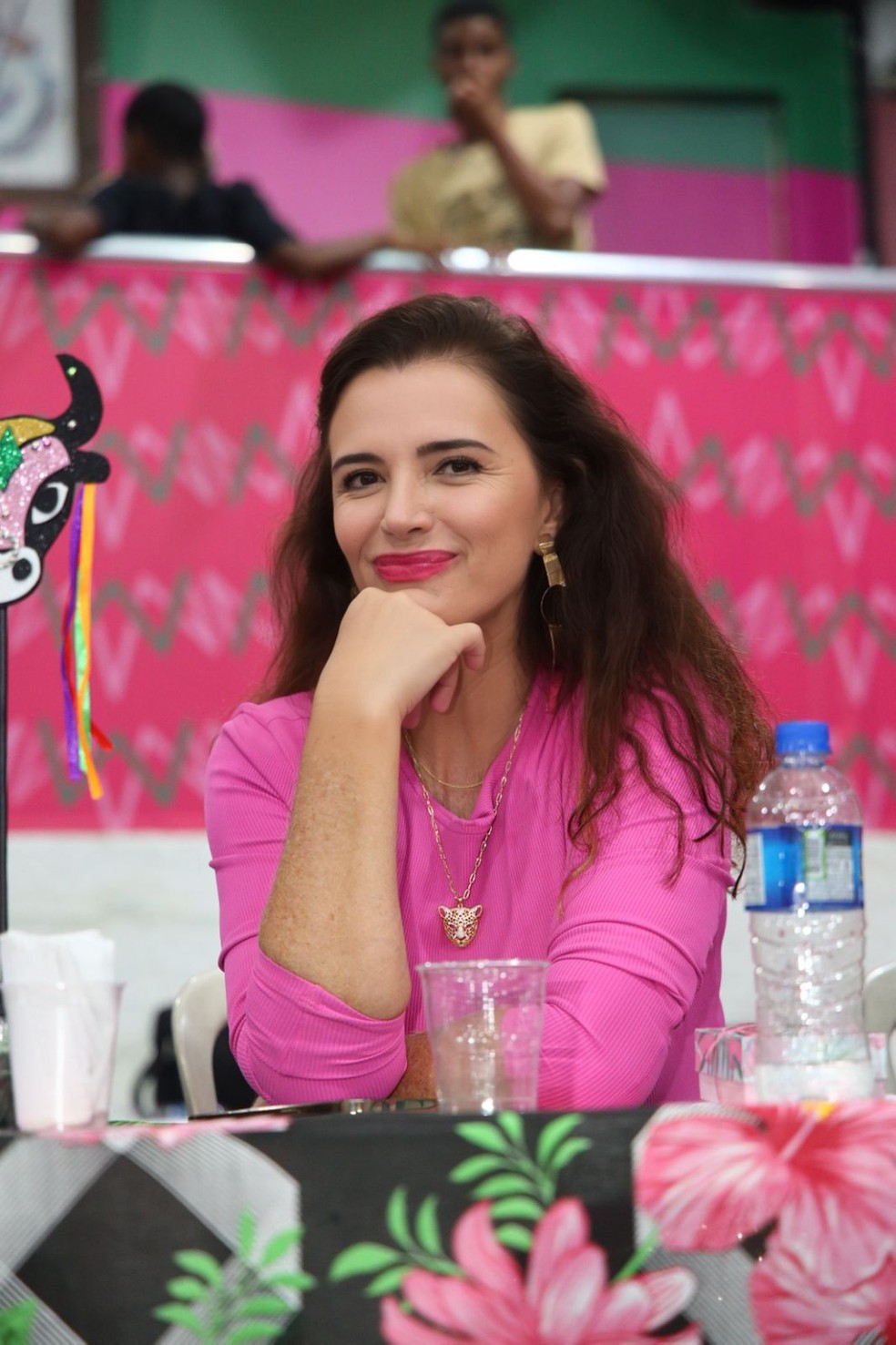 Eterna musa do Carnaval, Luma de Oliveira usa look Barbie core na Mangueira