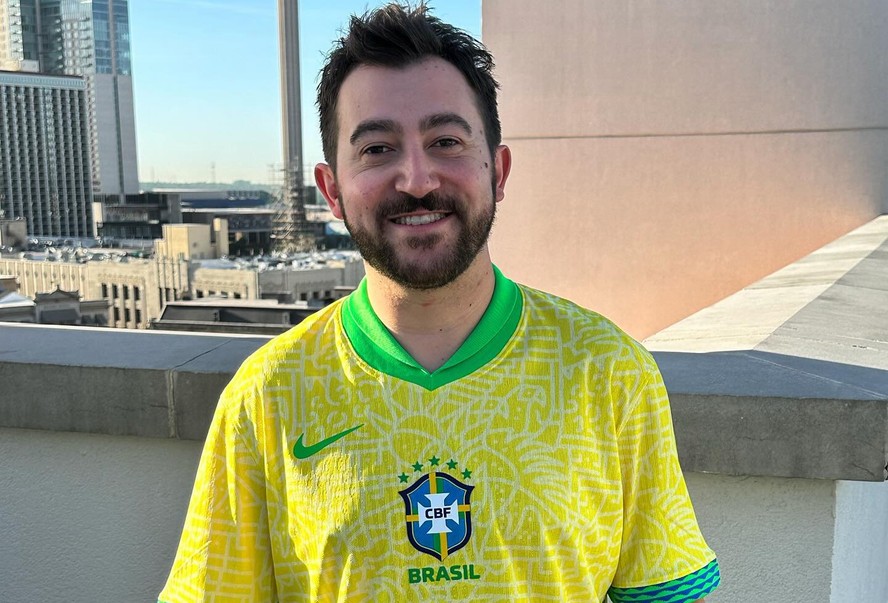 Vincent Martella, de 'Todo Mundo Odeia o Chris', posa com vira-lata ...