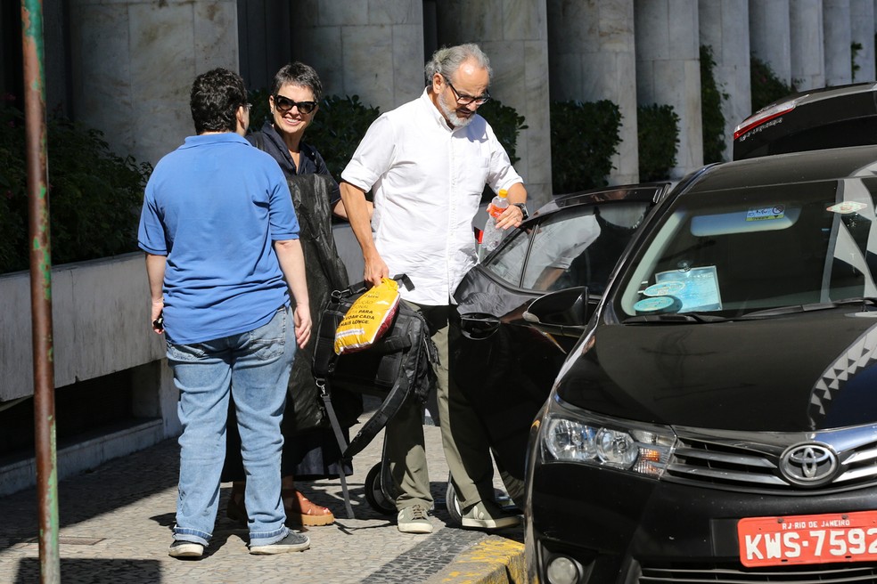 Discretos, Sandra Annenberg e Ernesto Paglia desembarcam no Rio; fotos