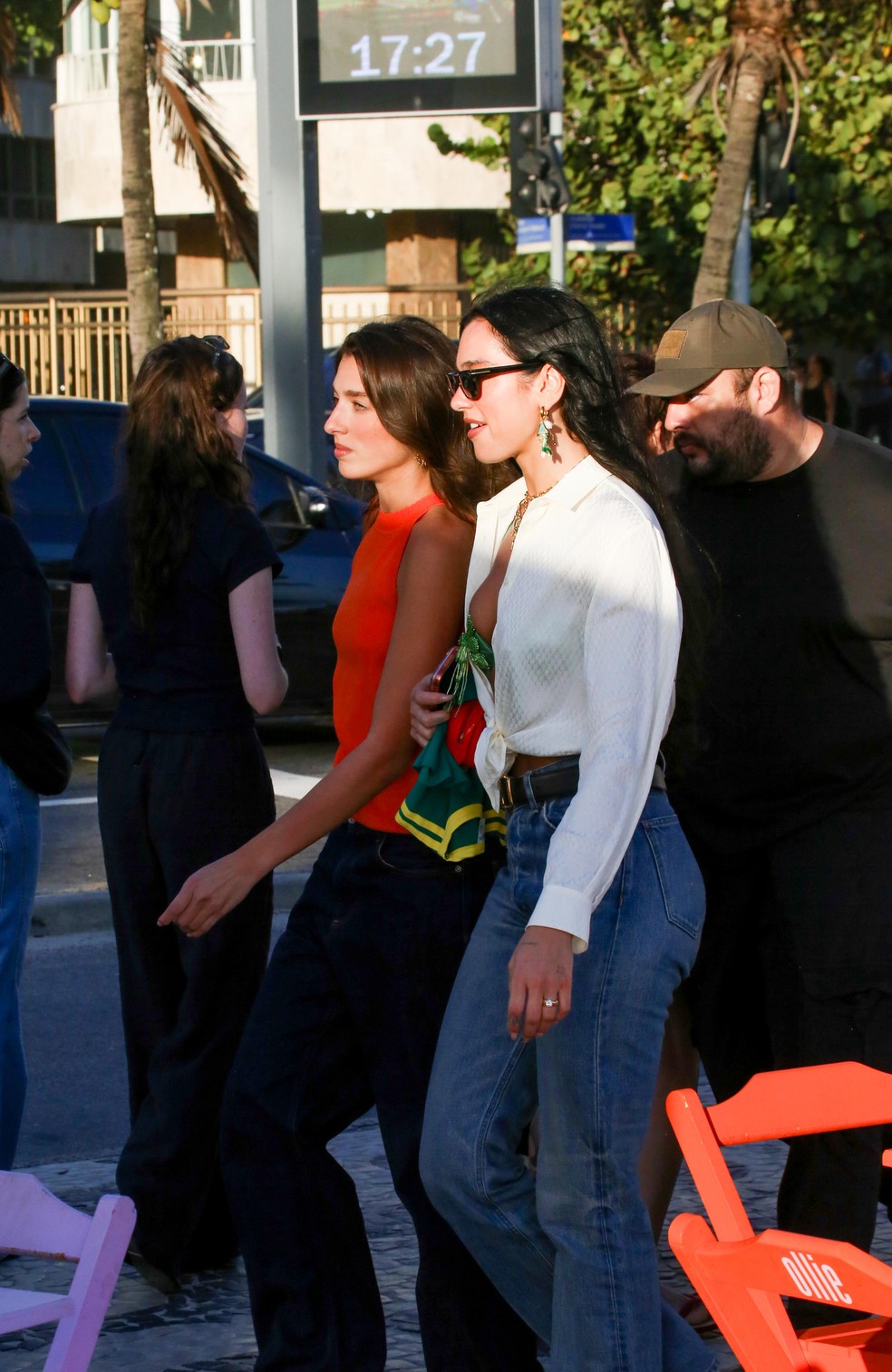 Em turnê no Brasil, Dua Lipa se bronzeia e toma caipirinha no Rio; fotos