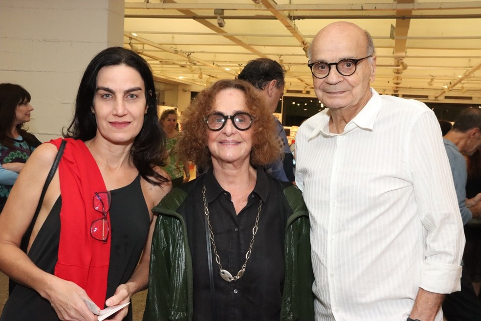 Gabriel Braga Nunes surge em clique raro ao lado das filhas e da esposa