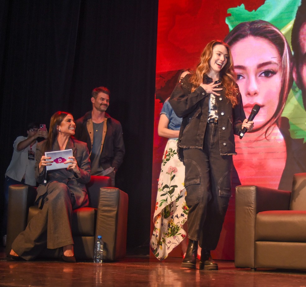 Ator de 'The Vampire Diaries', Daniel Gillies ganha bolo de aniversário ...