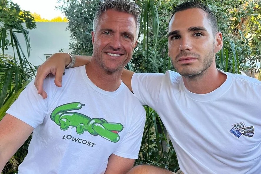 Irmão do também ex-piloto Michael Schumacher troca beijos com o marido ...