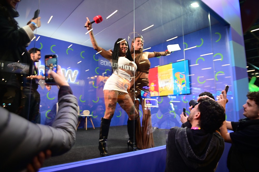 O Brasil do Brasil! Beatriz Reis e Inês Brasil 'causam' juntas na CCXP 2024