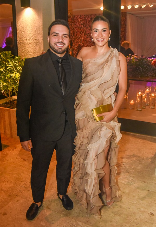 Luciano Camargo celebra os 15 anos das filhas gêmeas Isabella e Helena ...