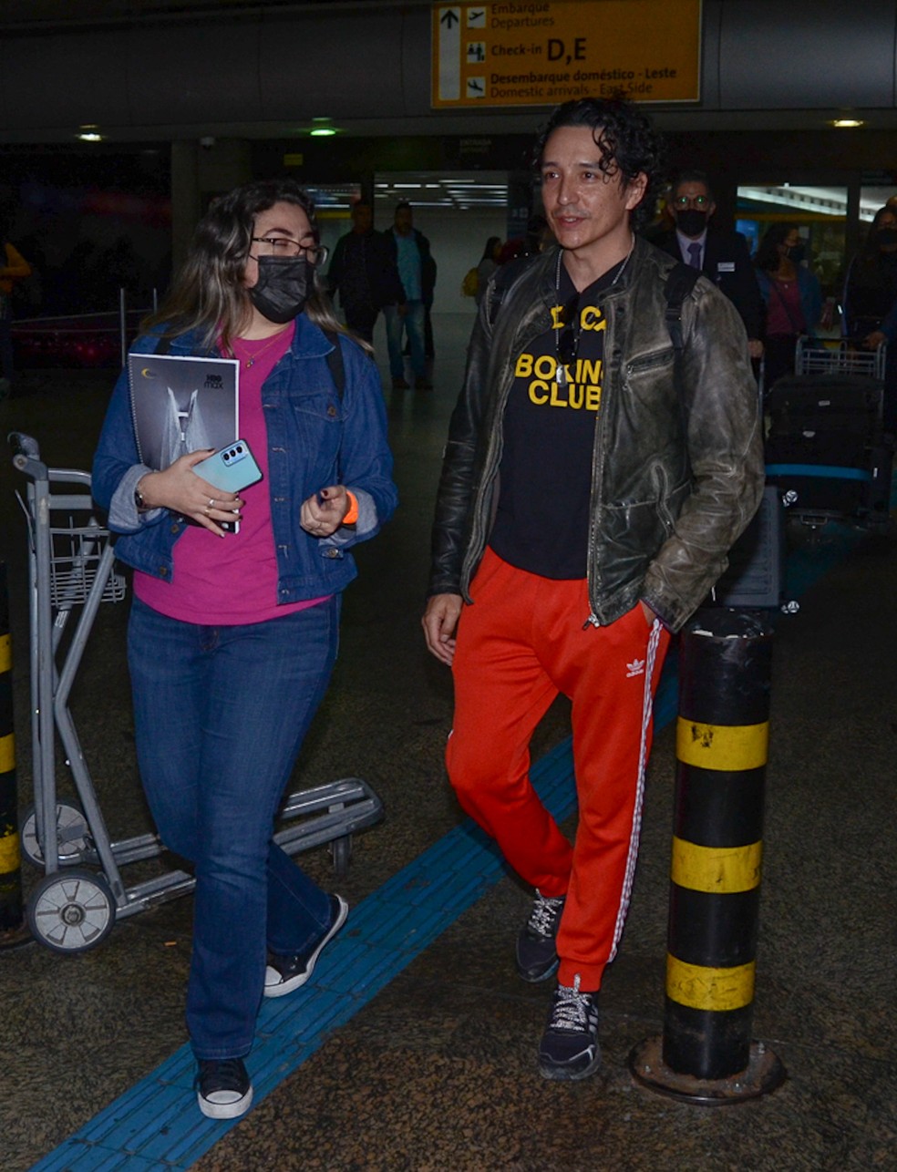 Pedro Pascal chega ao Brasil para participar da CCXP22