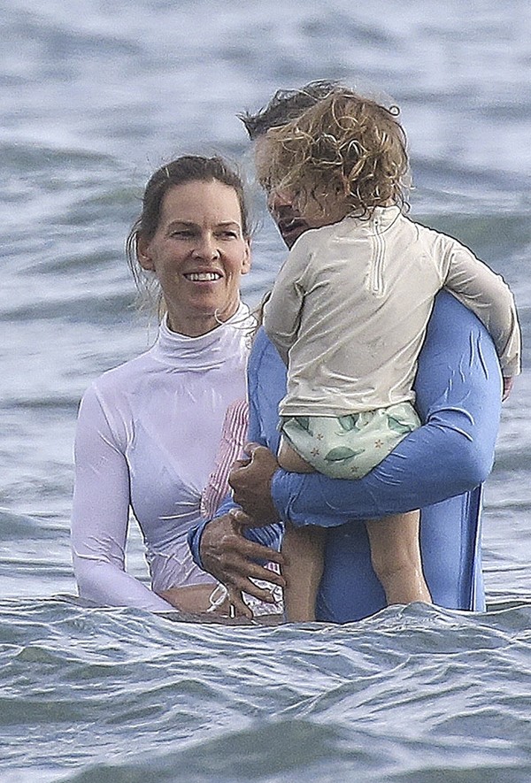 Em flagra raríssimo, Hilary Swank celebra aniversário com a família em ...