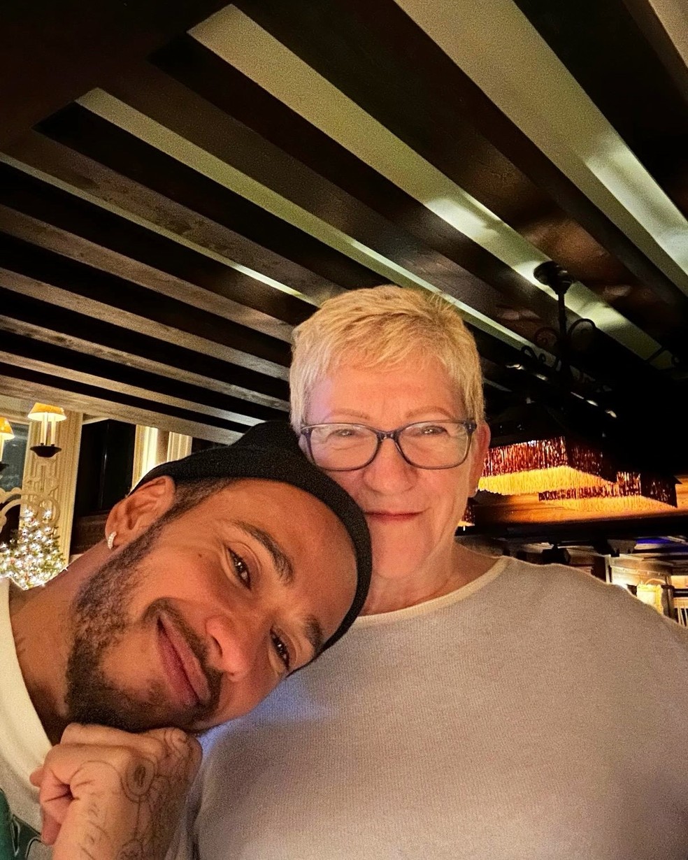 Lewis Hamilton faz homenagem emocionante à mãe, que completa 70 anos ...