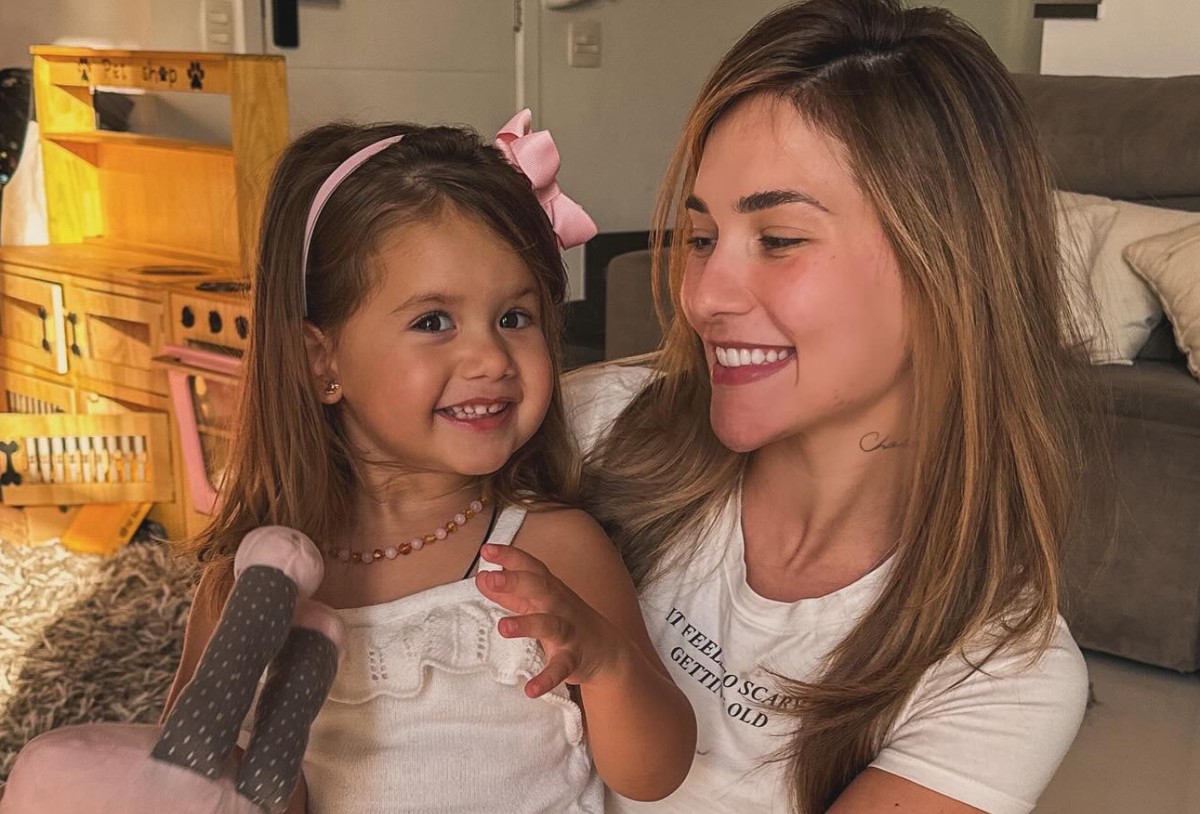 Web reúne viagens, rotina corrida e bens materiais de Maria Alice, e Virginia Fonseca esclarece