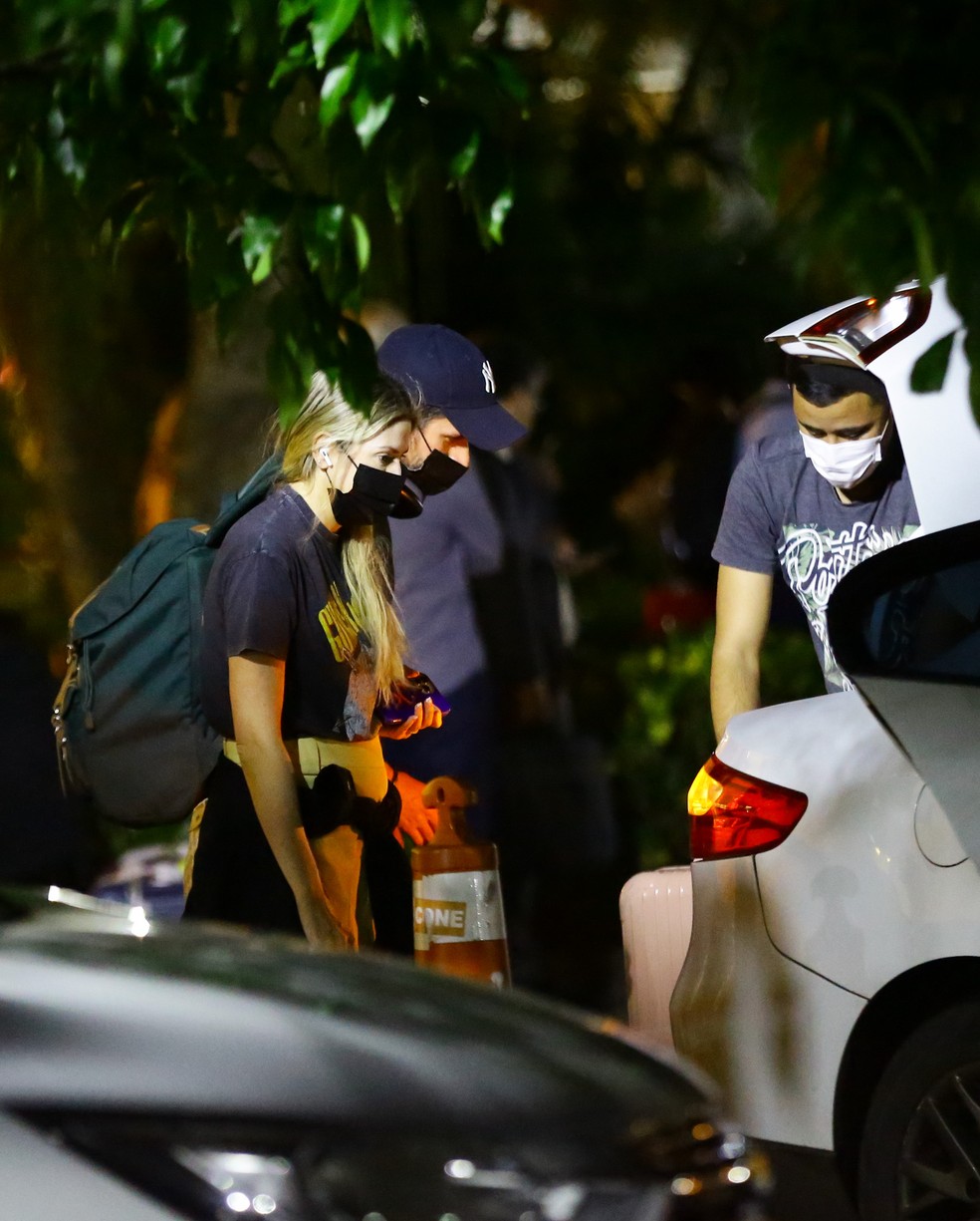 Recém-casados, Dani Calabresa e Richard Neuman desembarcam no RJ