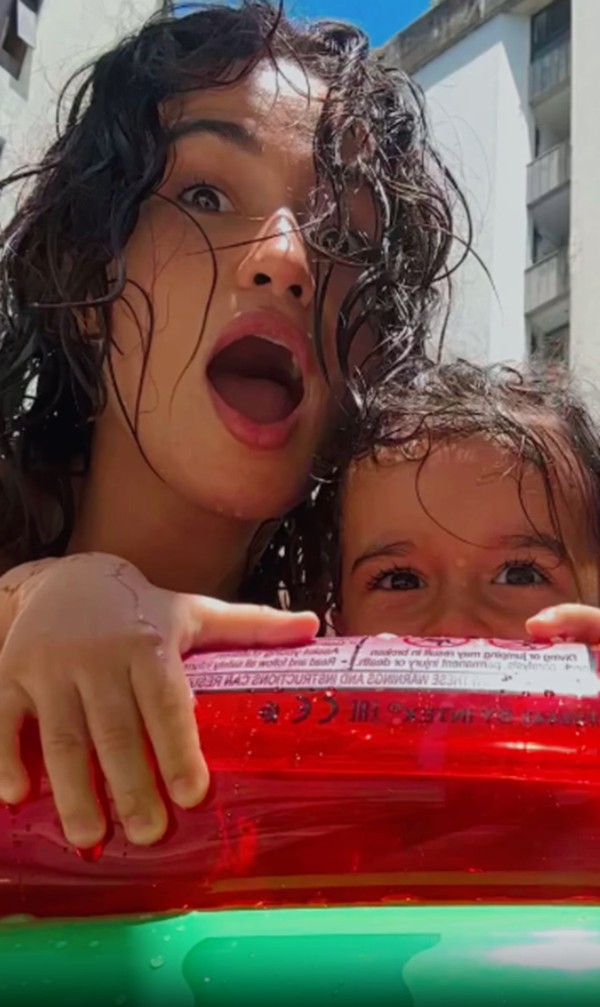 Nanda Costa encanta com fotos ao lado das filhas gêmeas na praia