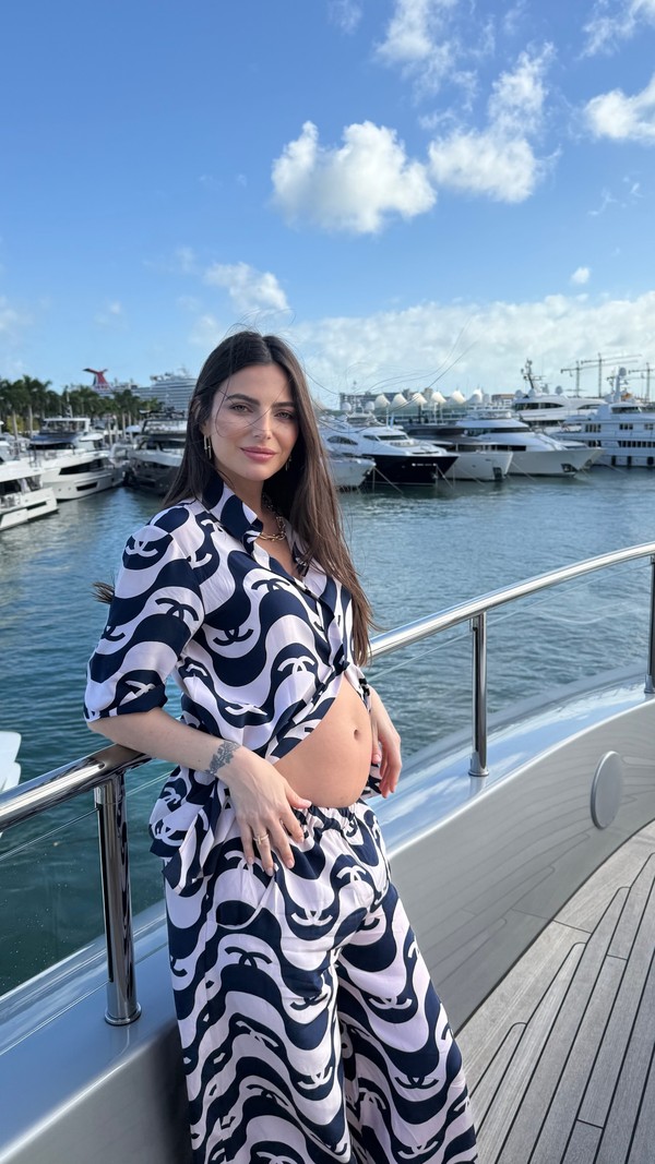 Grávida de Max Verstappen, Kelly Piquet faz chá de bebê luxuoso em lancha; vídeos