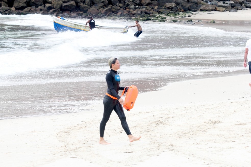 Bruna Linzmeyer pratica nado oceânico na Praia de Copacabana, no Rio