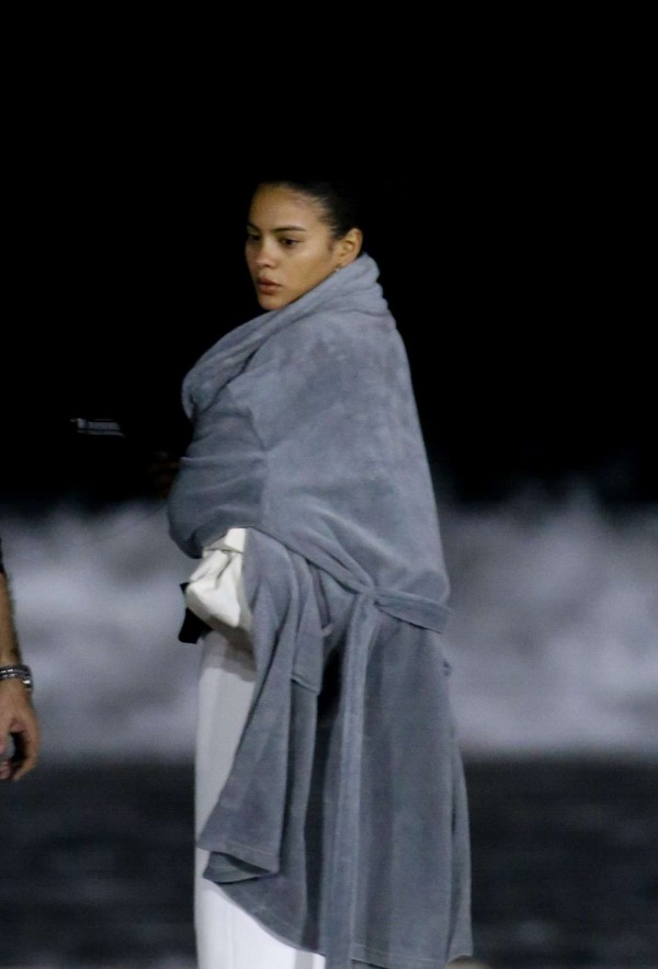 Bella Campos recorre a cobertor para noturna de 'Vale Tudo' em praia do Rio