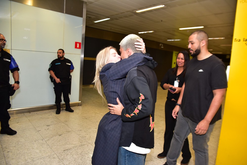 Luísa Sonza beija muito o affair, Chico Veiga, em aeroporto; vídeos